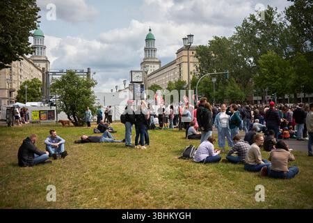 Spectators wait for the first participants of the parade of Karneval ...