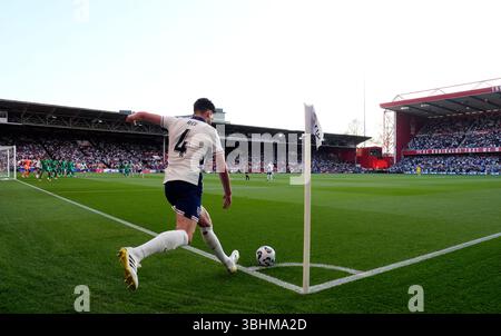Declan Rice (A) takes a corner-kick at the Arsenal v Everton EPL match ...