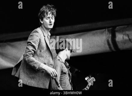 PULP, GLASTONBURY 1994: Jarvis Cocker singer (and Steve Mackey bass) of ...