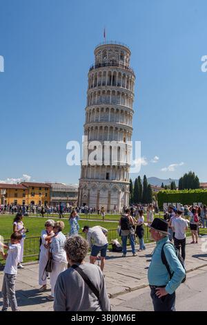 Group of people near the Tower of Pisa, Italy Stock Photo - Alamy