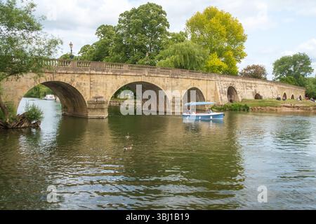 Wallingford Bridge across the River Thames from the South, Oxfordshire ...