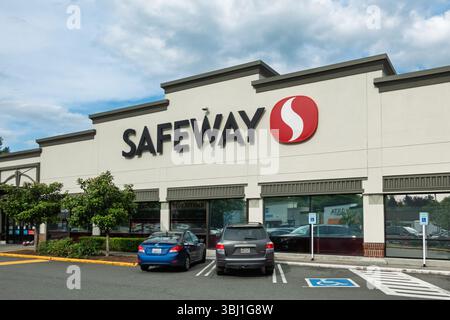 REDMOND, WA, USA, MAY 25, 2025:Safeway retail grocery store exterior ...
