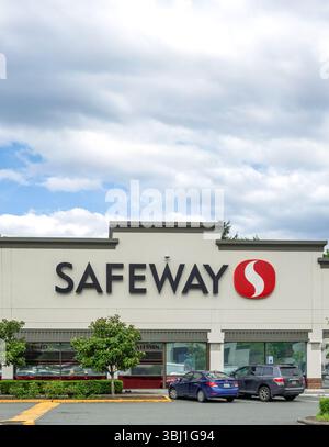 REDMOND, WA, USA, MAY 25, 2025:Safeway retail grocery store exterior ...