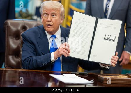 President Donald Trump signs executive orders in the Oval Office at the ...
