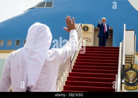 President Donald Trump bids farewell to Chinese President Xi Jinping ...