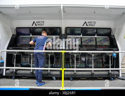 Paddock atmosphere - Alpine F1 Team mechanic with Pirelli tyres. 18.09. ...
