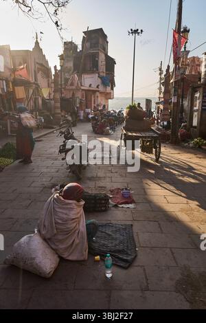 street scene in Varanasi, India Stock Photo - Alamy