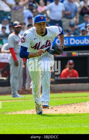 New York Mets pitcher Edwin DÌaz throws against the Detroit Tigers in the eighth inning during a ...
