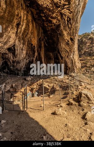 View of Shanidar cave, Kurdistan Region of Iraq Stock Photo - Alamy