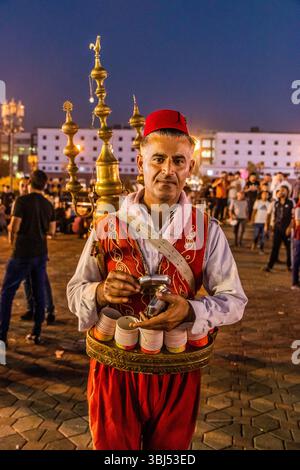 ERBIL, IRAQ - OCTOBER 8, 2022: Juice and ice cream stalls in the center ...