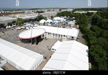 Bad Vilbel, Germany. 13th June, 2025. Visitors to the Hessentag refresh ...