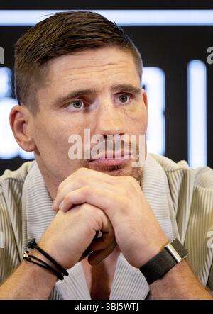 AMSTERDAM - Kickboxer Rico Verhoeven and Russian Artyom Vachitov during ...