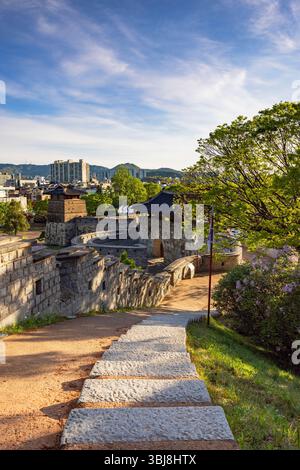 City walls and Hwaseomun Gate of Hwaseong Fortress (UNESCO World ...