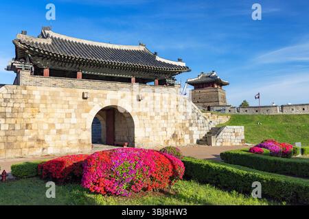 Hwaseomun Gate of Hwaseong Fortress (UNESCO World Heritage Site), Suwon ...