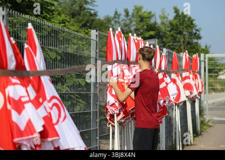 Cologne, Germany. 14th June, 2025. View of a bathing beach shortly ...
