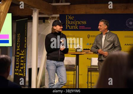 Eric Demuth von Bitpanda auf Bühne mit Oliver Stock bei Business Punk ...