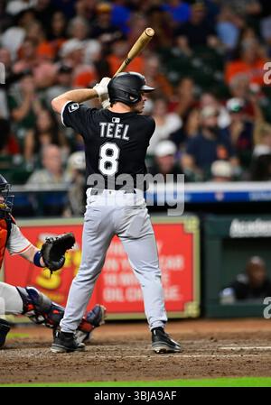 Chicago White Sox catcher Kyle Teel (8) runs to third base on a single ...