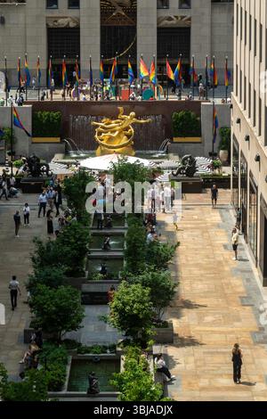 June 9, 2025, New York, Ny, USA: Bob Woodward and Elsa Walsh attend the ...