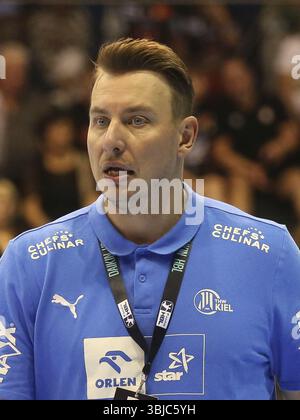 THW Kiel Head Coach Filip Jicha reacts during EHF Champions League ...