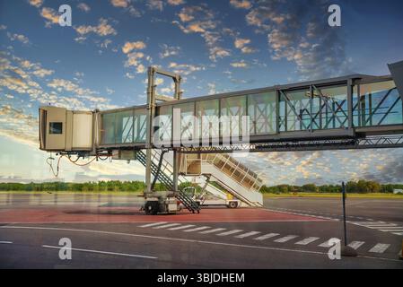 Jet bridge from an airport terminal gate Stock Photo - Alamy