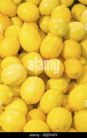 Lot of bright yellow lemons in supermarket Stock Photo - Alamy