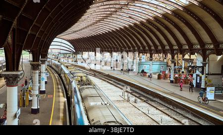 Train to York at platform 5b at York railway station Stock Photo - Alamy