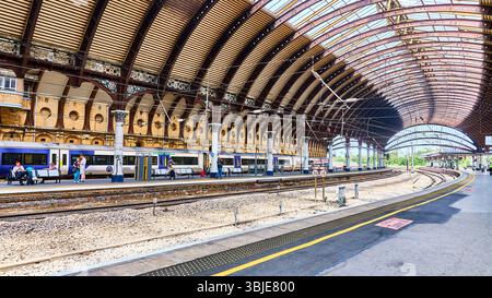 Train to York at platform 5b at York railway station Stock Photo - Alamy