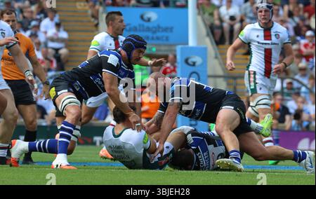Adam Radwan of Leicester Tigers tackles Liam Williams Of Newcastle Red ...