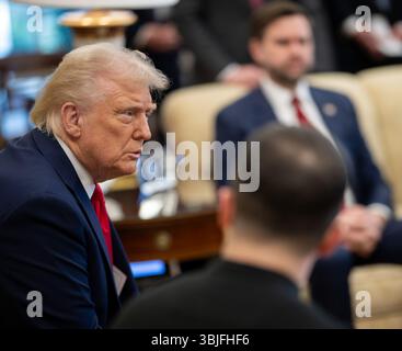 Ukrainian President Volodymyr Zelenskyy talks with British Prime ...