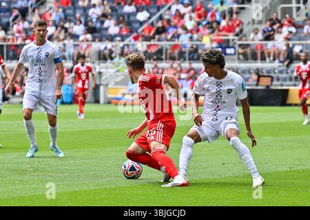 im Duell Lennart KARL (FC Bayern M?nchen II #7) und Marius UHL (W?rzburger Kickers 19)/Zweikampf ...
