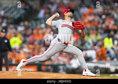 Cincinnati Reds pitcher Nick Martinez throws during the first inning of ...