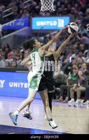 Golden State Valkyries guard Veronica Burton (22) drives to the basket ...