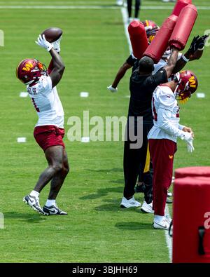 Washington Commanders wide receiver Deebo Samuel (1) diving in to score ...