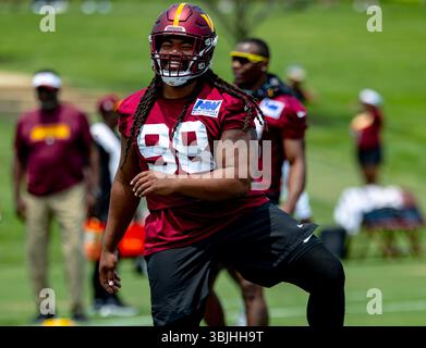 Washington Commanders defensive tackle Sheldon Day (98) rushes during ...