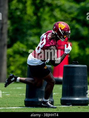 Washington Commanders linebacker Jordan Magee (58) rushes during an NFL ...