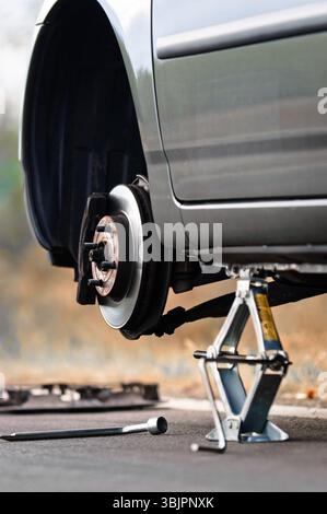 Car without tire on the road need to be repaired Stock Photo - Alamy