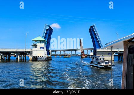 Old Roosevelt Bridge and railway bridge opening for boats in Stuart ...