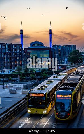 Innenstadt von Utrecht, Mosque Ulu Camii, Moschee am Hauptbahnhof ...