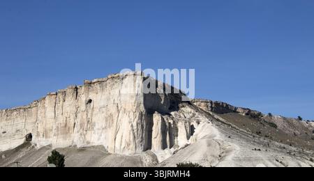 Geology. Powerful 100-meter calcareous rock (chalk cliffs, downs, marls ...