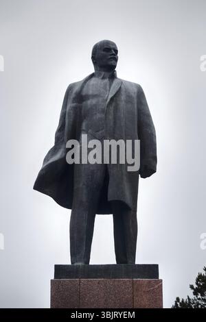 Bronze monument of Lenin. Monuments of the Soviet era Stock Photo - Alamy