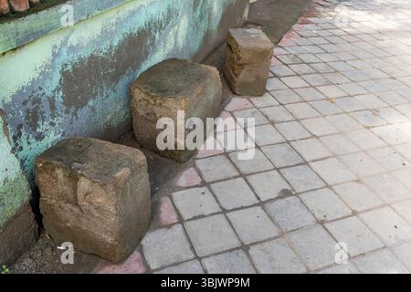 Wall made of bricks by the sidewalk Stock Photo - Alamy