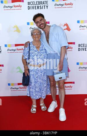 Felix Nieder und Oma Waltraud Bräuß beim The Regency Dinner anlässlich ...