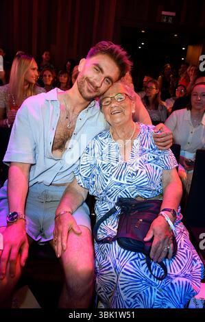 Felix Nieder mit Oma Waltraud bei der Ernsting s Family Fashion Show ...
