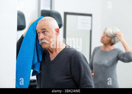 elderly man wiping his hair with blue towel Stock Photo - Alamy