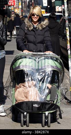 Jenna Elfman out and about with her children in Beverly Hills Featuring ...