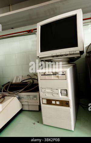 Old vintage computer in the laboratory Stock Photo - Alamy
