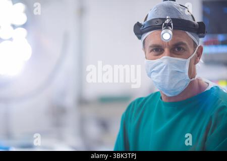 Surgeon adjusting the operating room lamps Stock Photo - Alamy