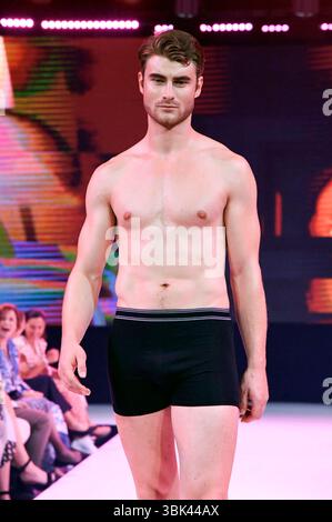 Linus Weber bei der Ernsting s Family Fashion Show 2025 im Empire ...