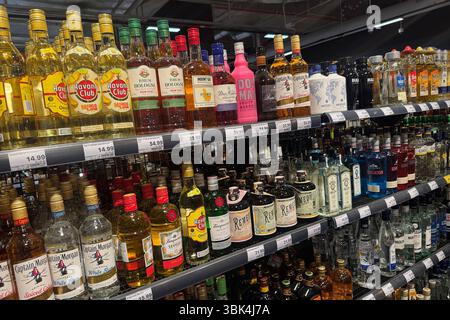 Spirituosen in einem Edeka Lebensmittelmarkt,Supermarkt. Alkohol ...