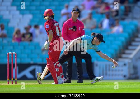 LONDON, ENGLAND - JUNE 18: Fielding coach Sarah Taylor of England ...